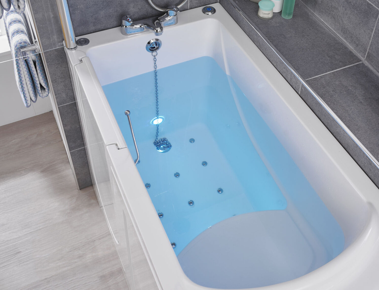 Sitzbadewanne mit Seiteneinstieg «Mallorca 124» - VitaActiva AG