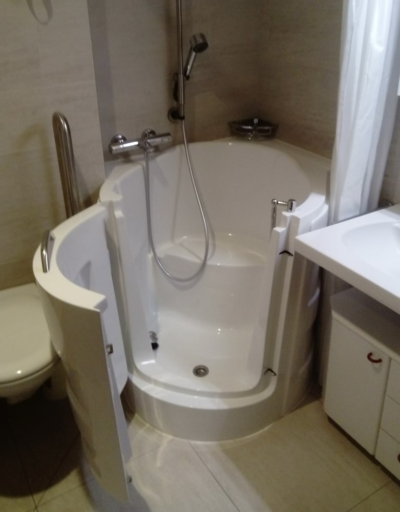 Sitzbadewanne mit Fronteinstieg «Ibiza» - VitaActiva AG